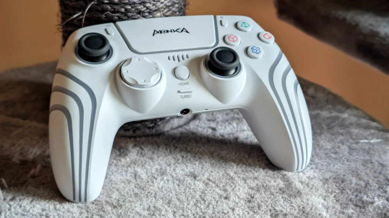 Test Monka Contra GT-96, taniego pada, który chciał być jak DualSense